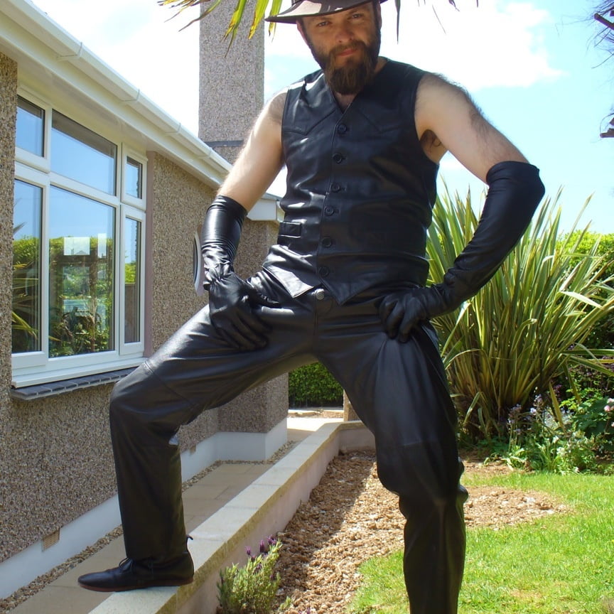 Leather Master Outdoors Posing In Full Leather 15 Pics Xhamster 4302